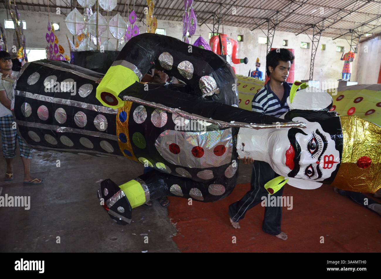 Sep 30, 2014 - Bhopal, Madhya Pradesh, India - Artist making ten-headed ...