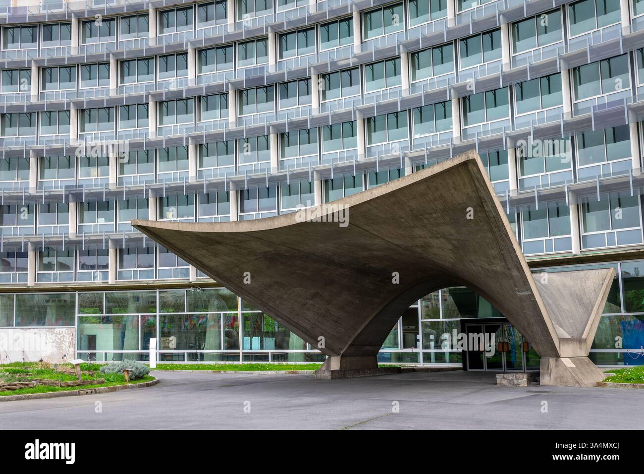 Modern concrete architecture at UNESCO headquarters building (or Maison ...