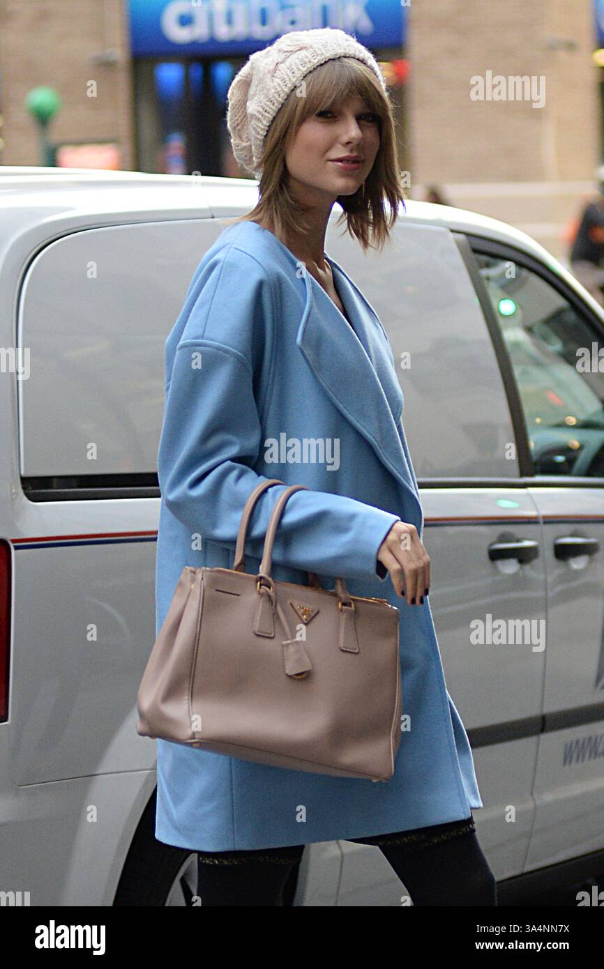 Tan tights hi-res stock photography and images - Alamy