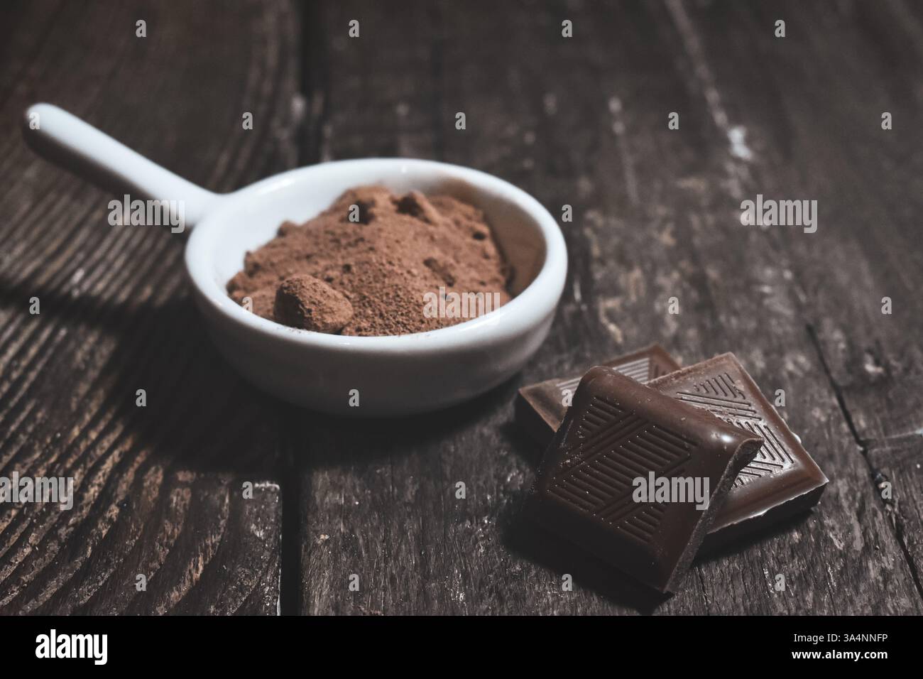 Chocolate bars and powdered chocolate Stock Photo - Alamy