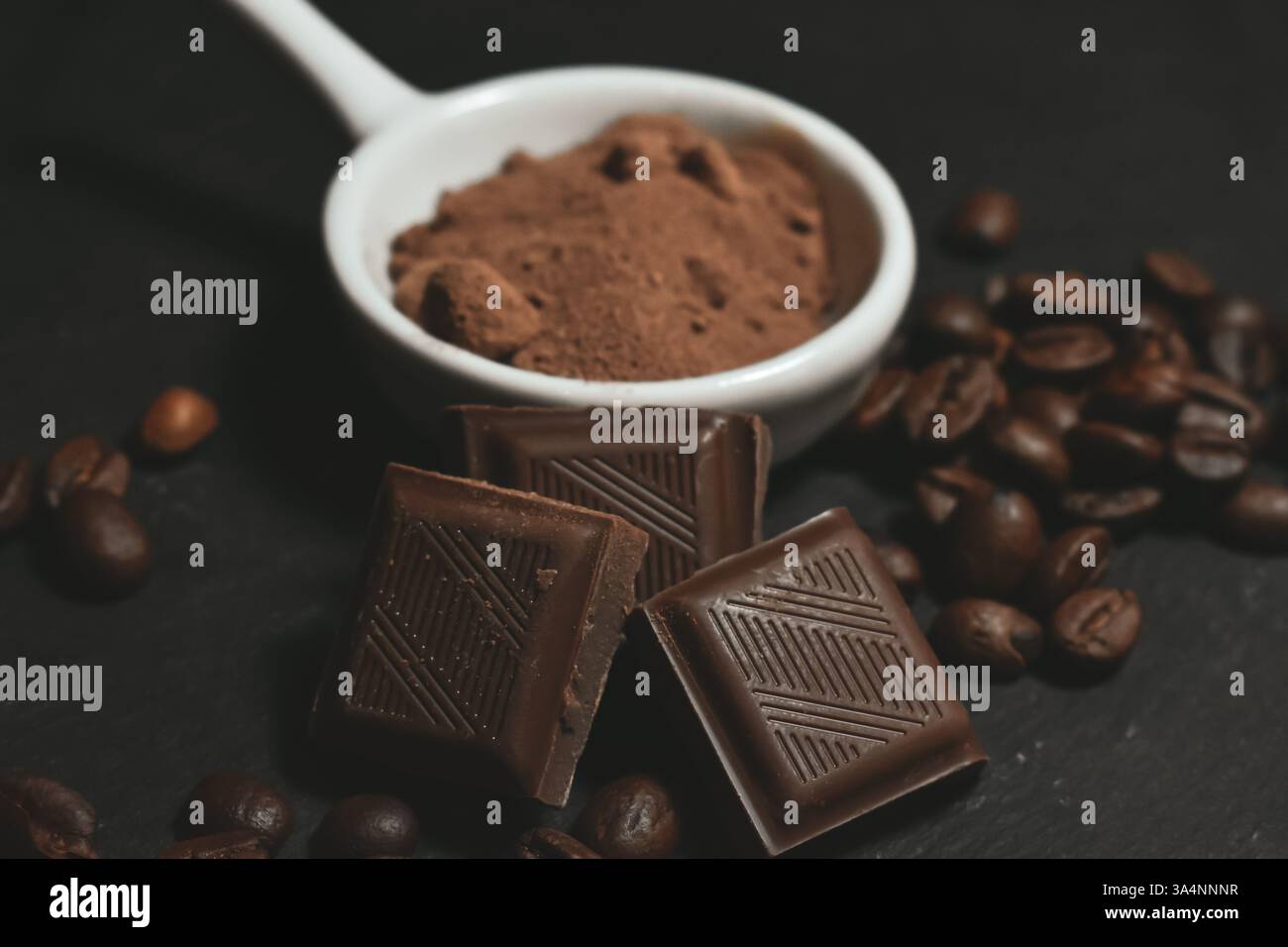 Chocolate bars and powdered chocolate Stock Photo - Alamy