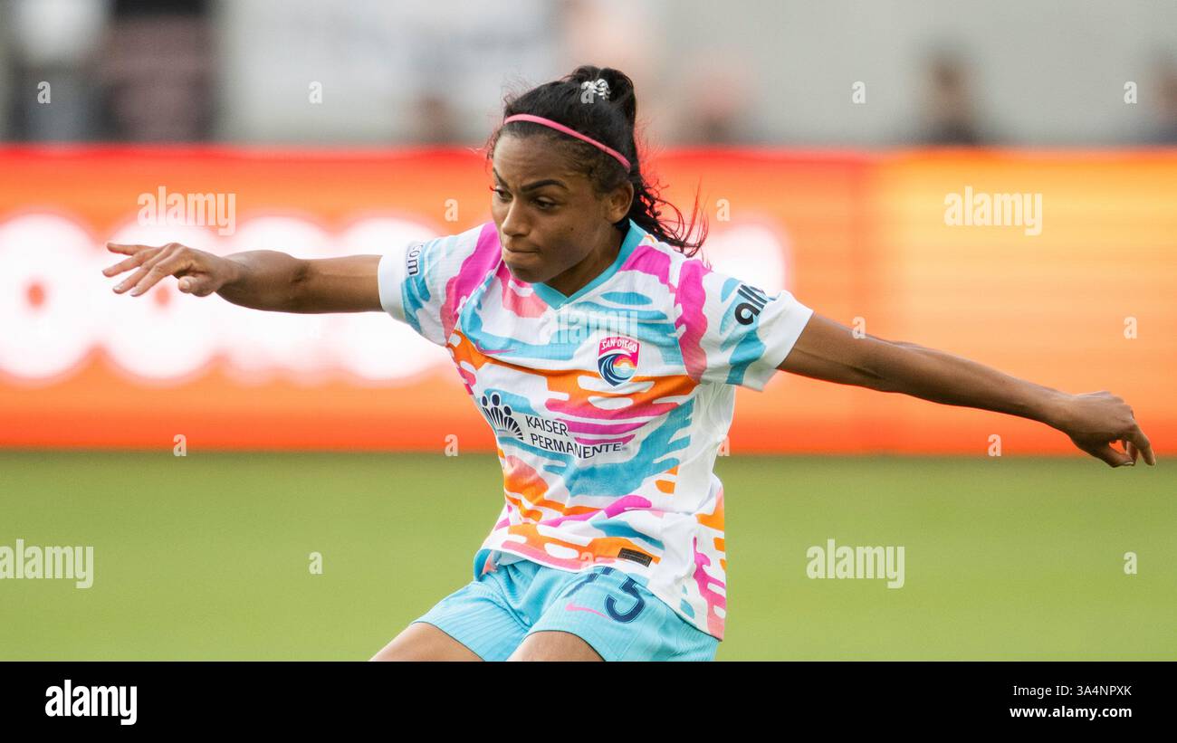 San Diego Wave FC defender Perele Morroni (75) passes during an NWSL ...