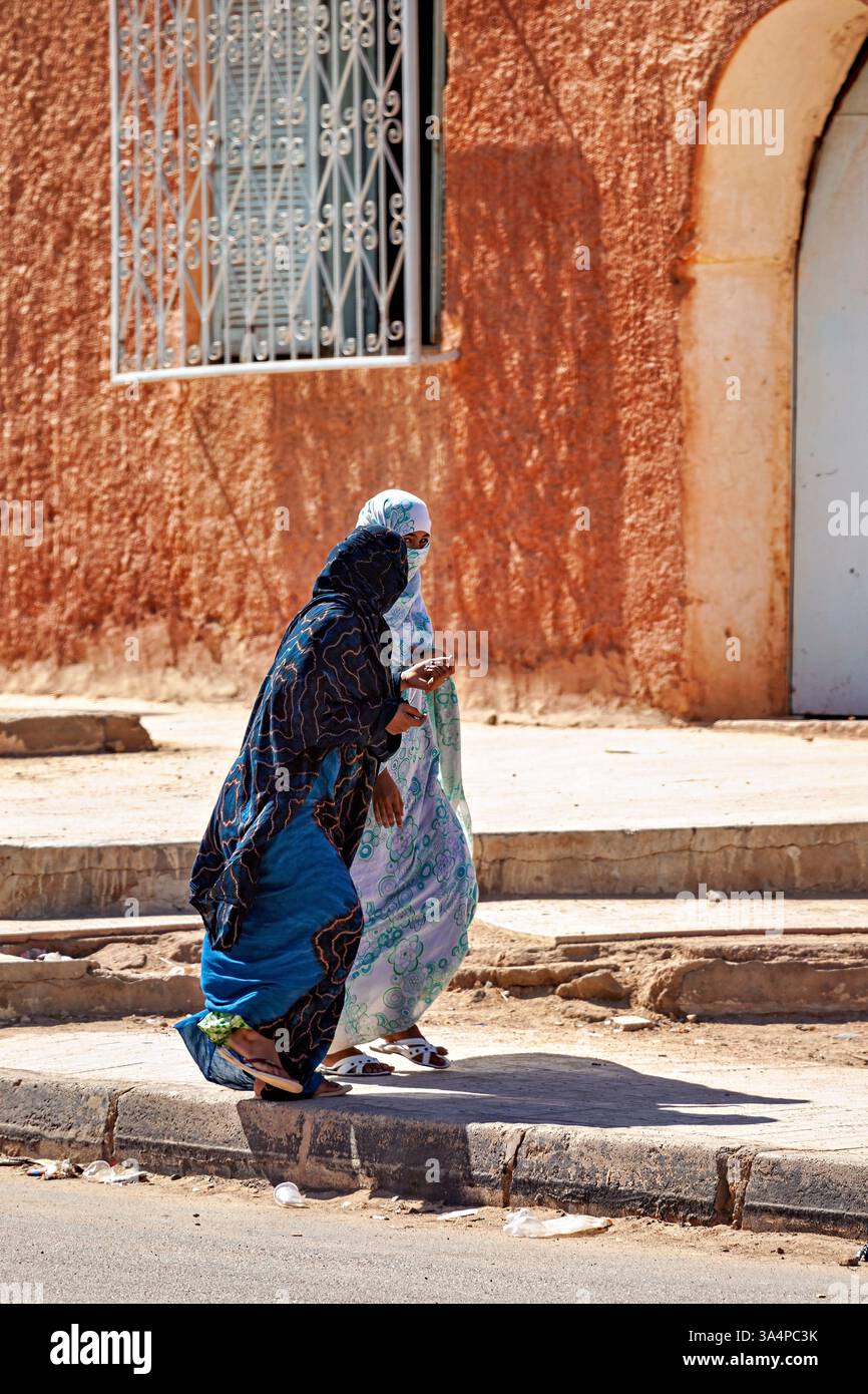 People in the sahara desert of algeria Stock Photo - Alamy