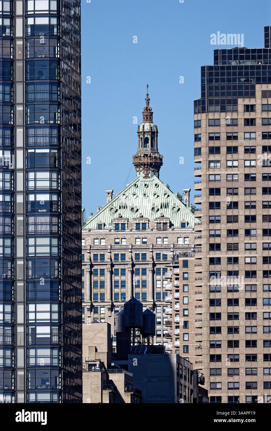The verdigris pyramidal crown of Beaux Arts landmark Helmsley Building ...