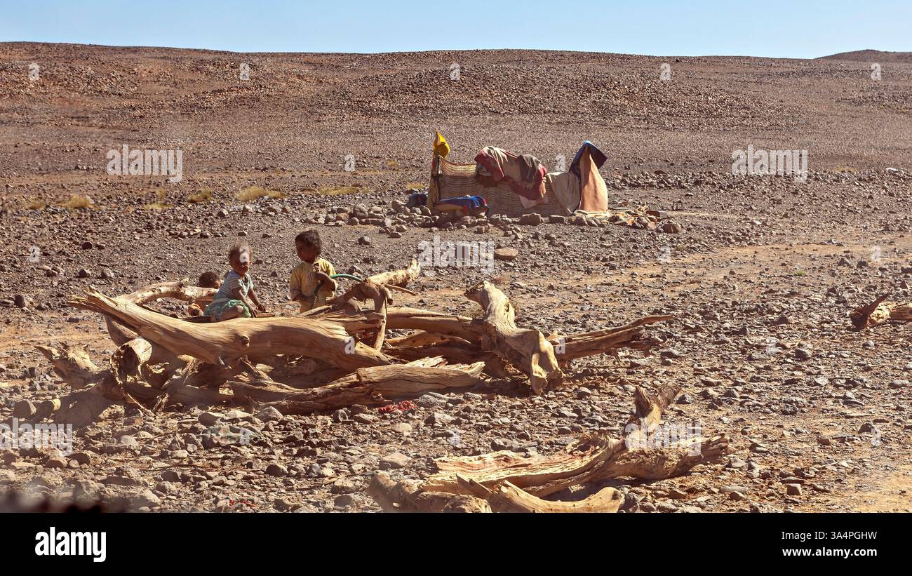 Poverty in the sahara desert Stock Photo - Alamy