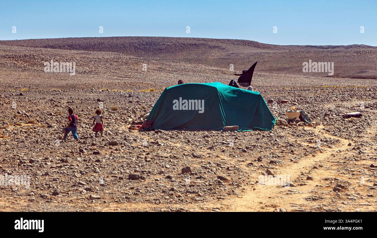 Poverty in the sahara desert Stock Photo - Alamy