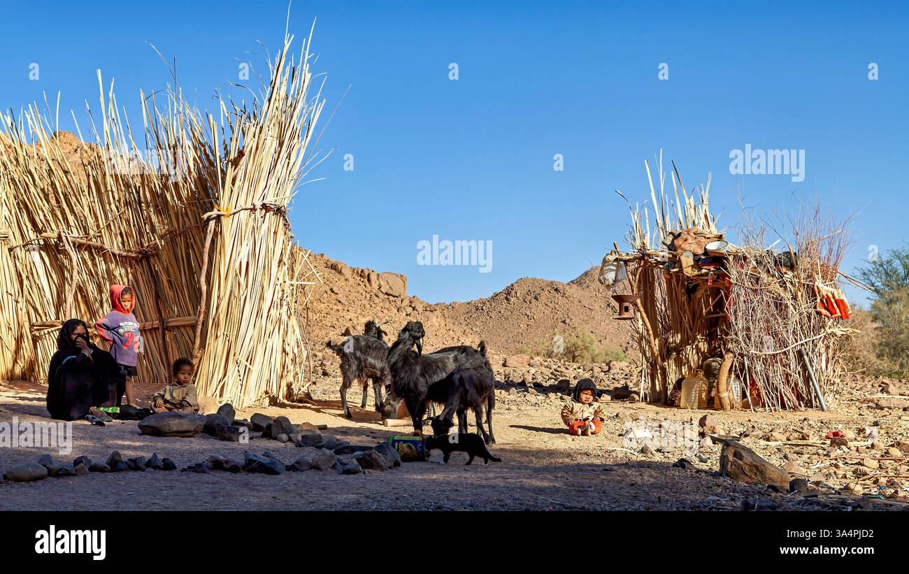 Poverty in the sahara desert Stock Photo - Alamy