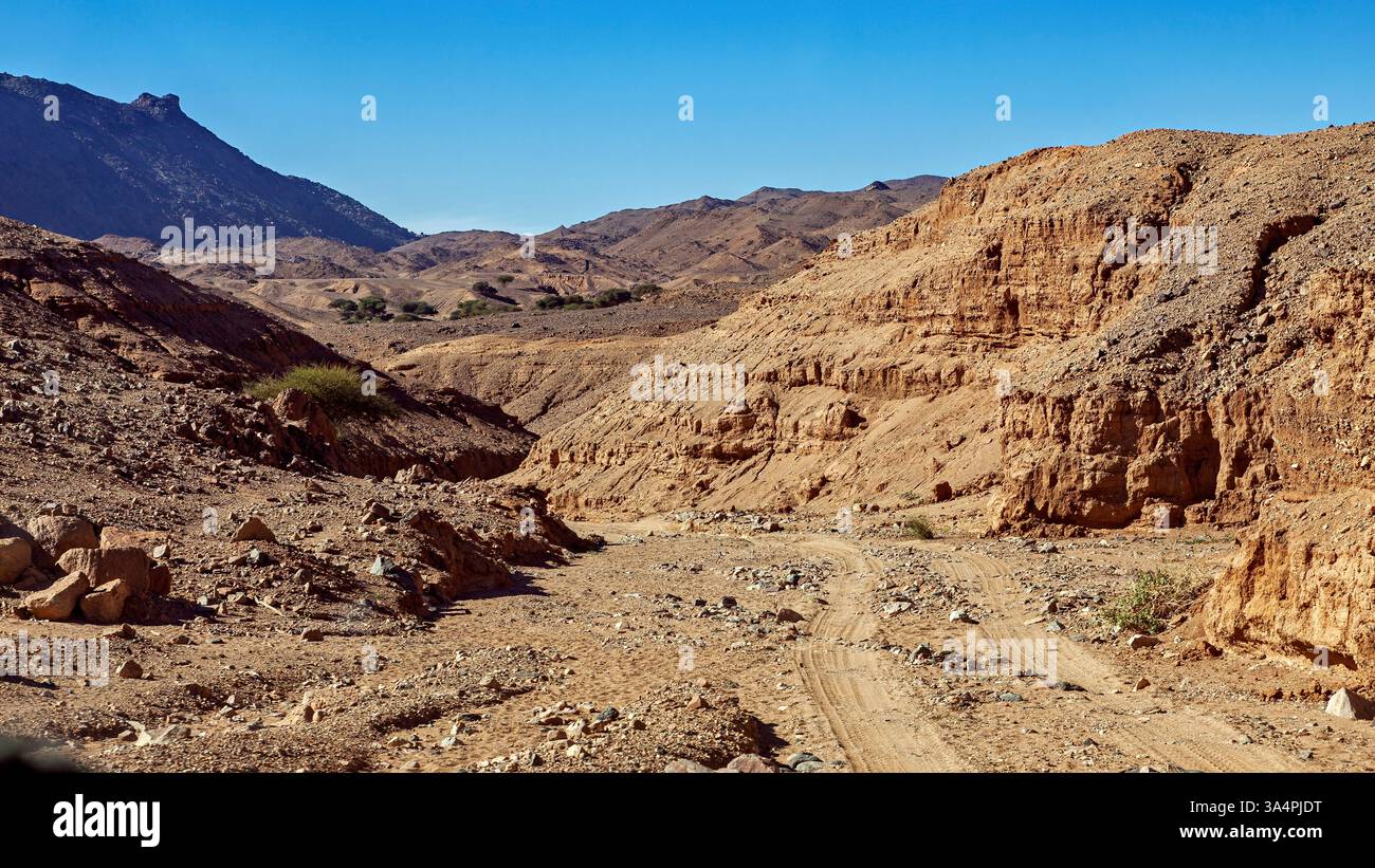 The Landscape and Mountains of the Sahara Desert in Algeria Stock Photo ...