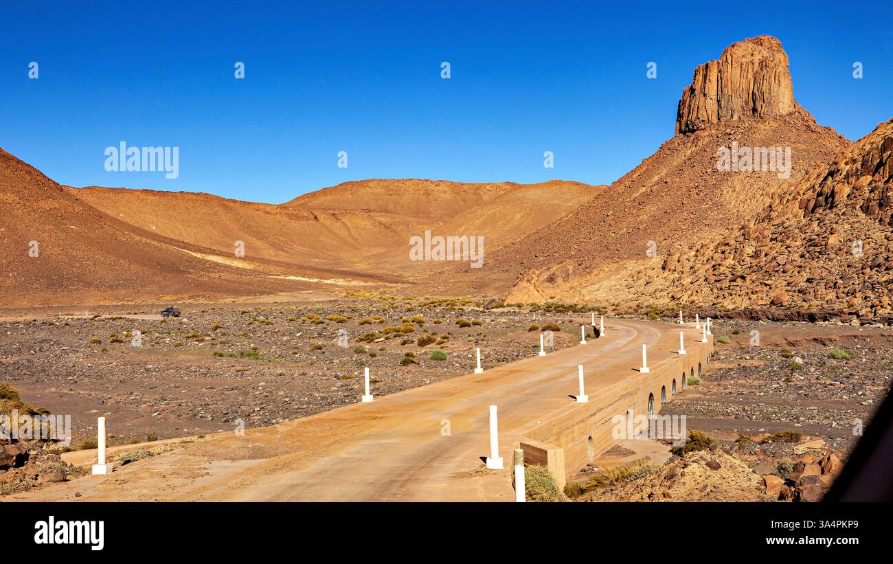 The Landscape and Mountains of the Sahara Desert in Algeria Stock Photo ...