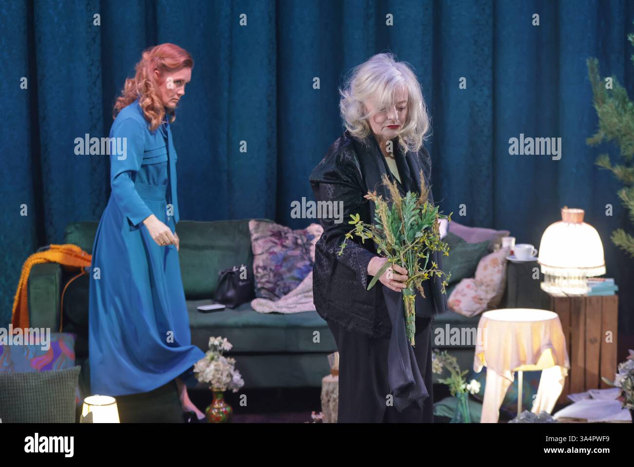 18.03.2025, Die Verstreuten, Pauline Knof als Sabina, Josefin Platt als ...