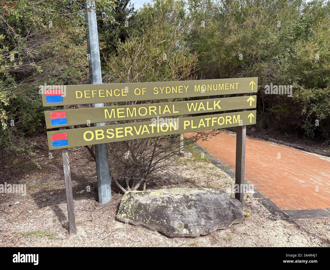 Signage on path in Sydney Harbour National Park. Sign pointing to ...