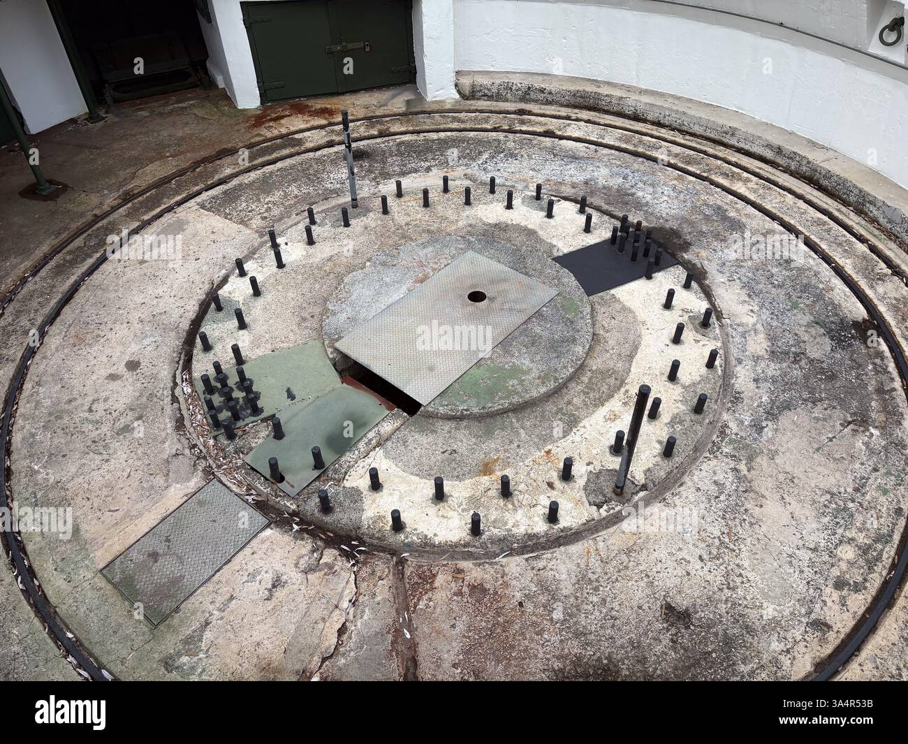 Close-up of Gun Mount Base, Gun Emplacement South interior, North Head ...
