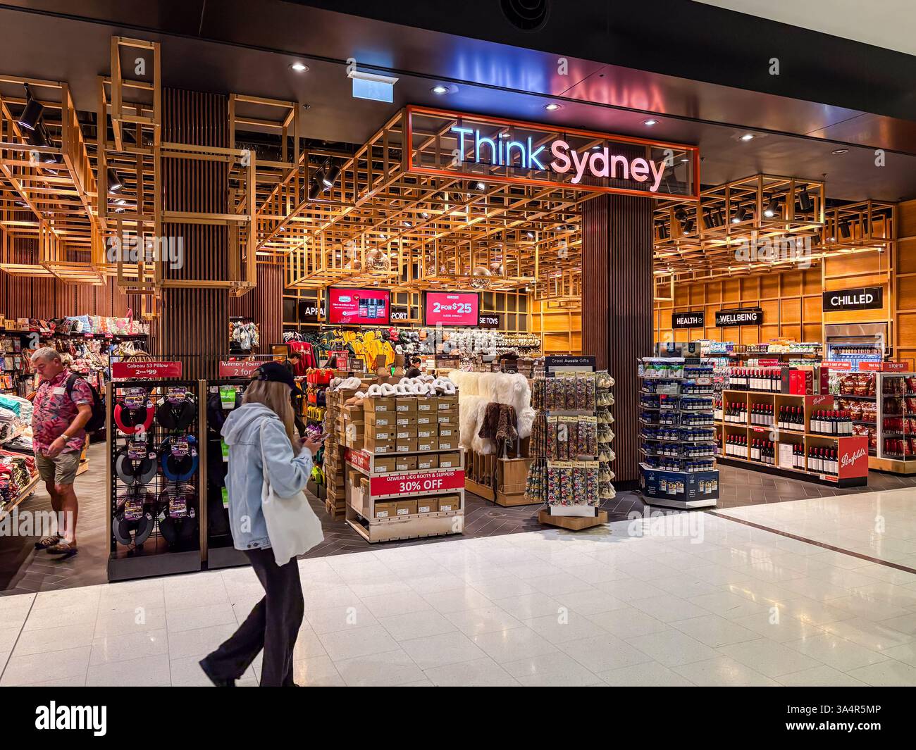 Inside the international terminal of Sydney Kingsford Smith Airport ...