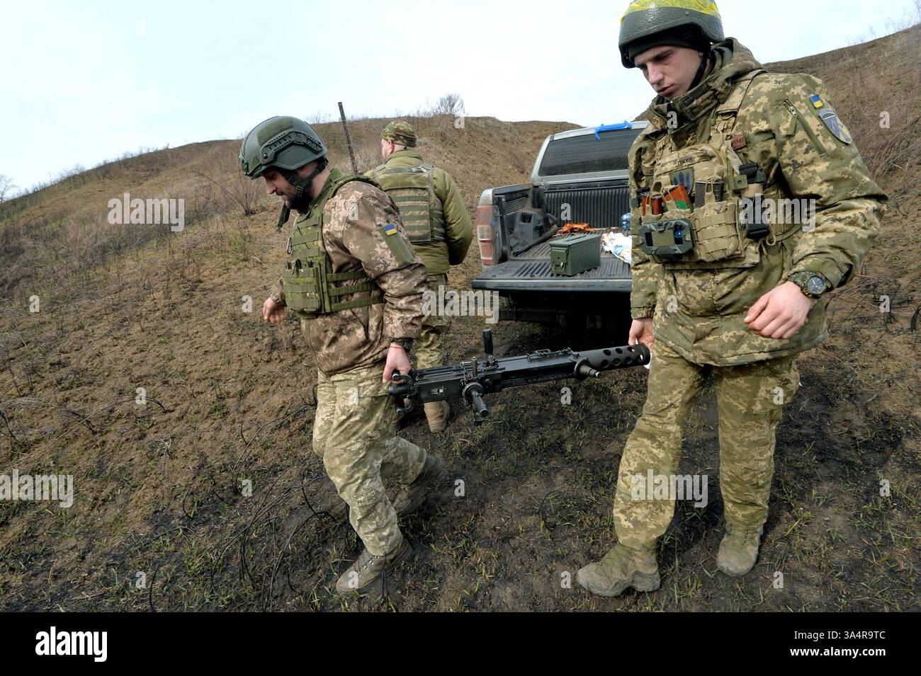 Machine gunners of the 2nd Rifle Battalion of the 57th Separate ...