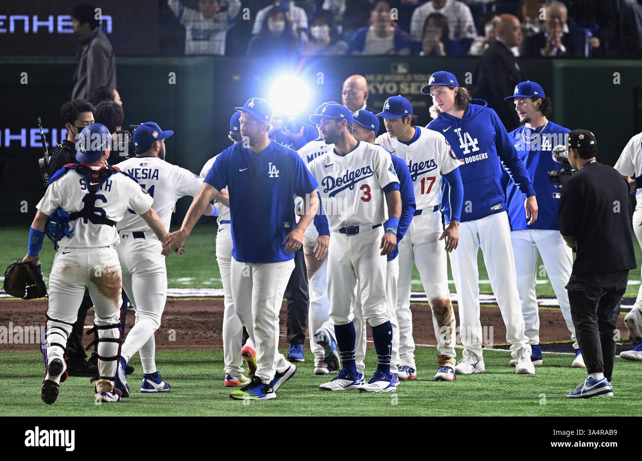 Los Angeles Dodgers players celebrate after beating the Chicago Cubs in ...