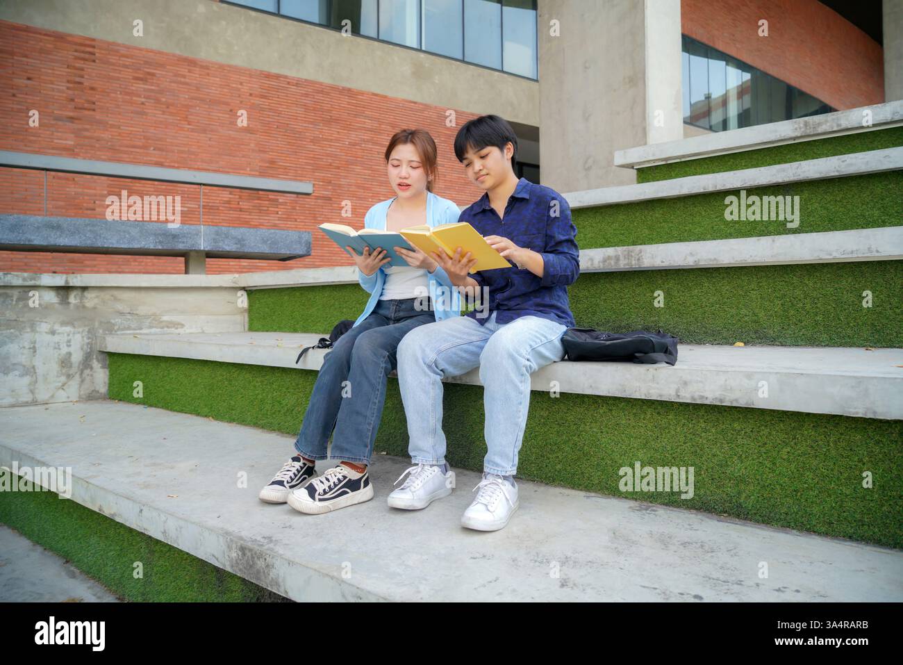 Relaxed learning scene hi-res stock photography and images - Alamy