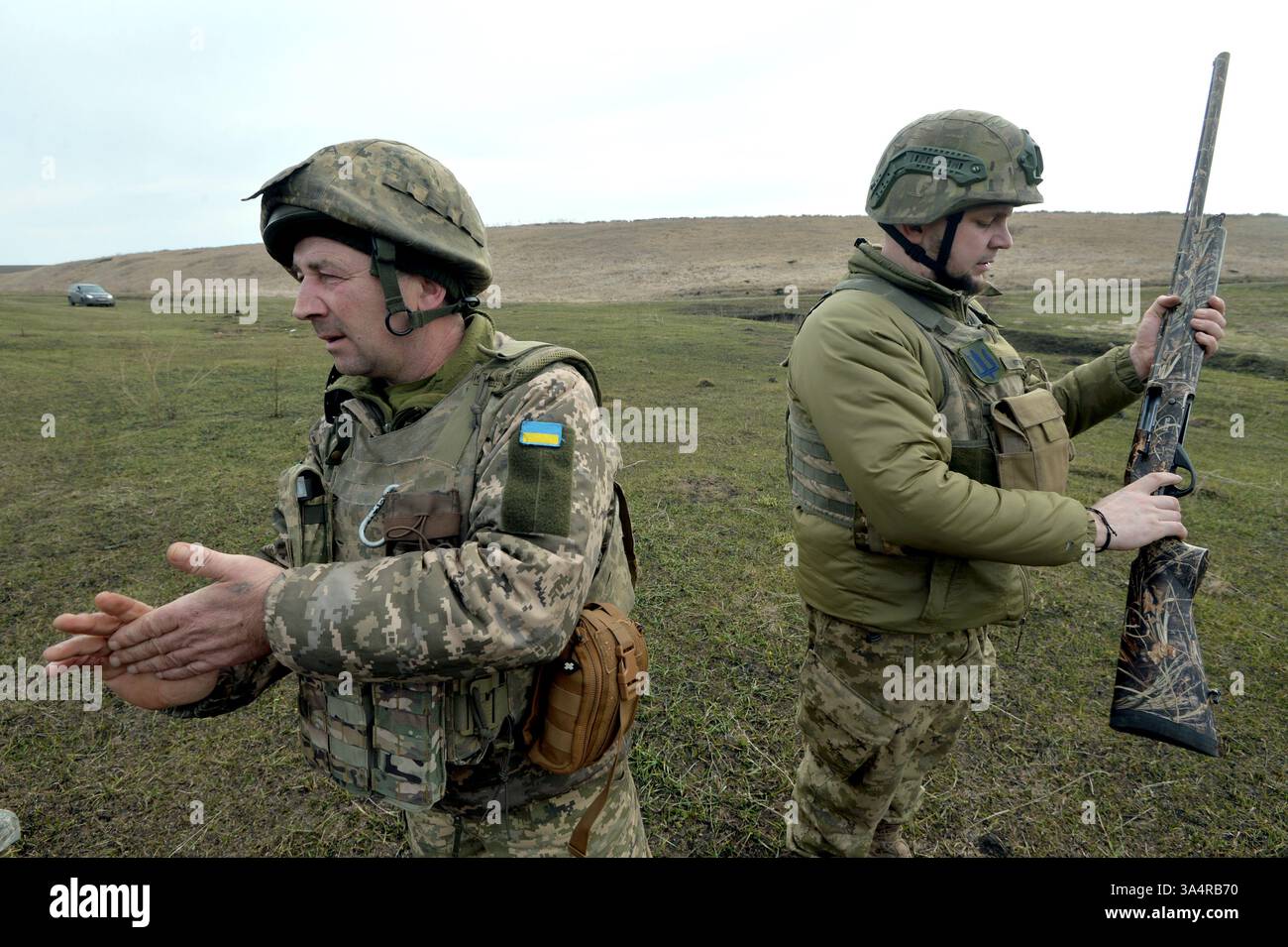 Machine gunners of the 2nd Rifle Battalion of the 57th Separate ...