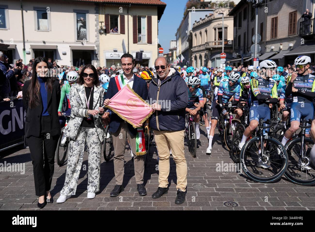 Rho, Italia. 19th Mar, 2025. the start of the men's elite race of the ...