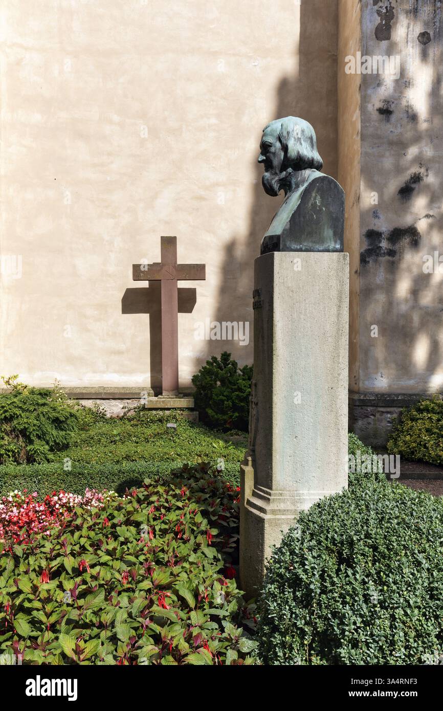 Grave of August Heinrich Hoffmann von Fallersleben, sculpture, cemetery ...