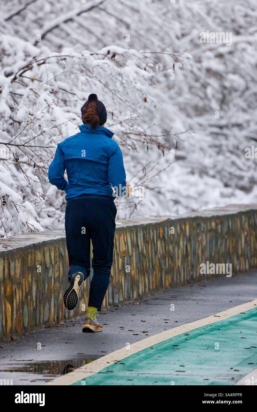 Runner seen from behind on hi-res stock photography and images - Alamy