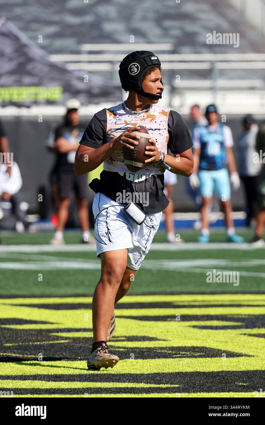 Hellstar quarterback Dia Bell (2) scrambles with the ball against Cold ...