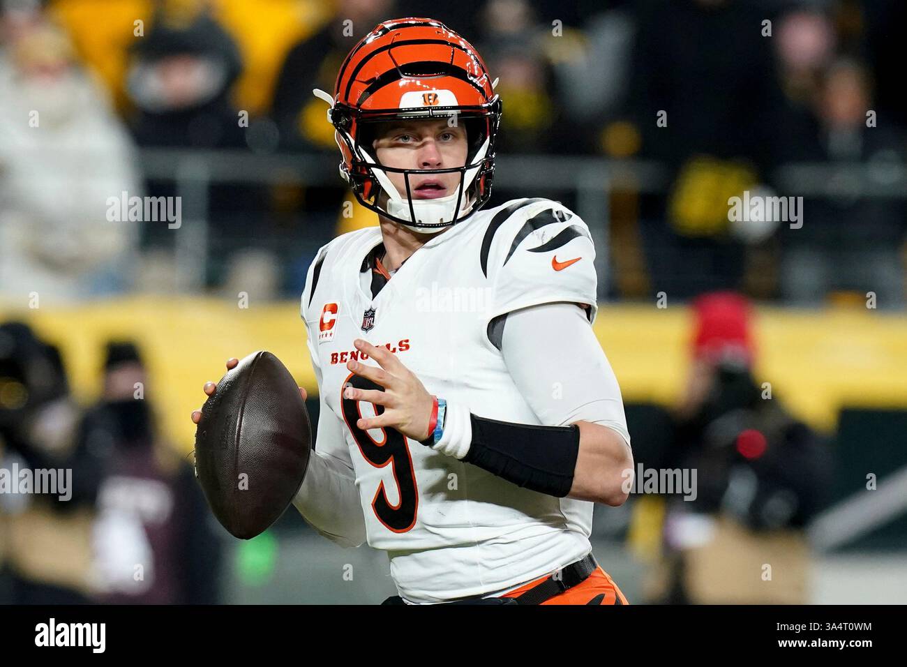 Cincinnati Bengals quarterback Joe Burrow (9) looks to throw during the ...