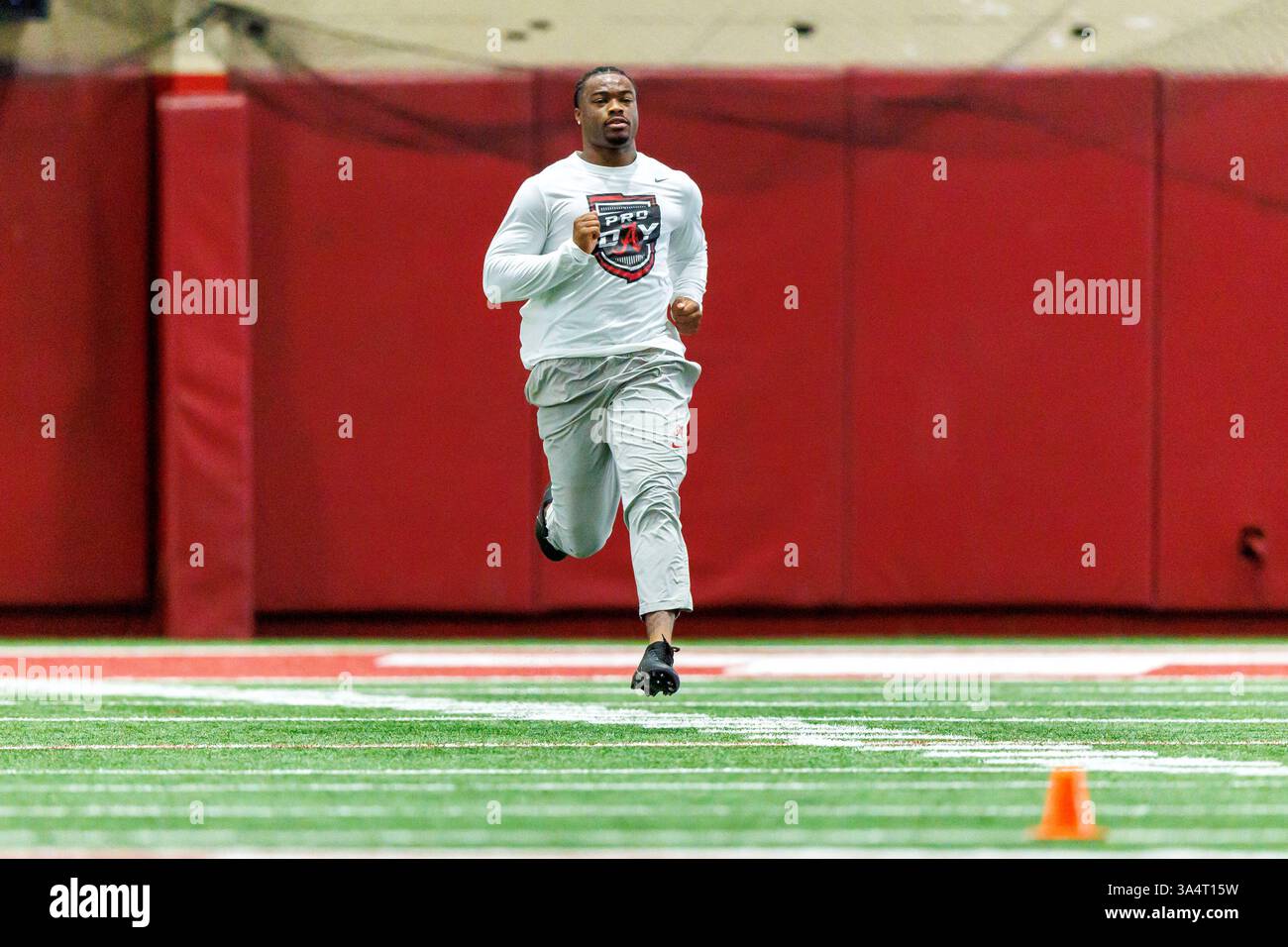 Former Alabama quarterback Jalen Milroe warms up before running the 40 ...
