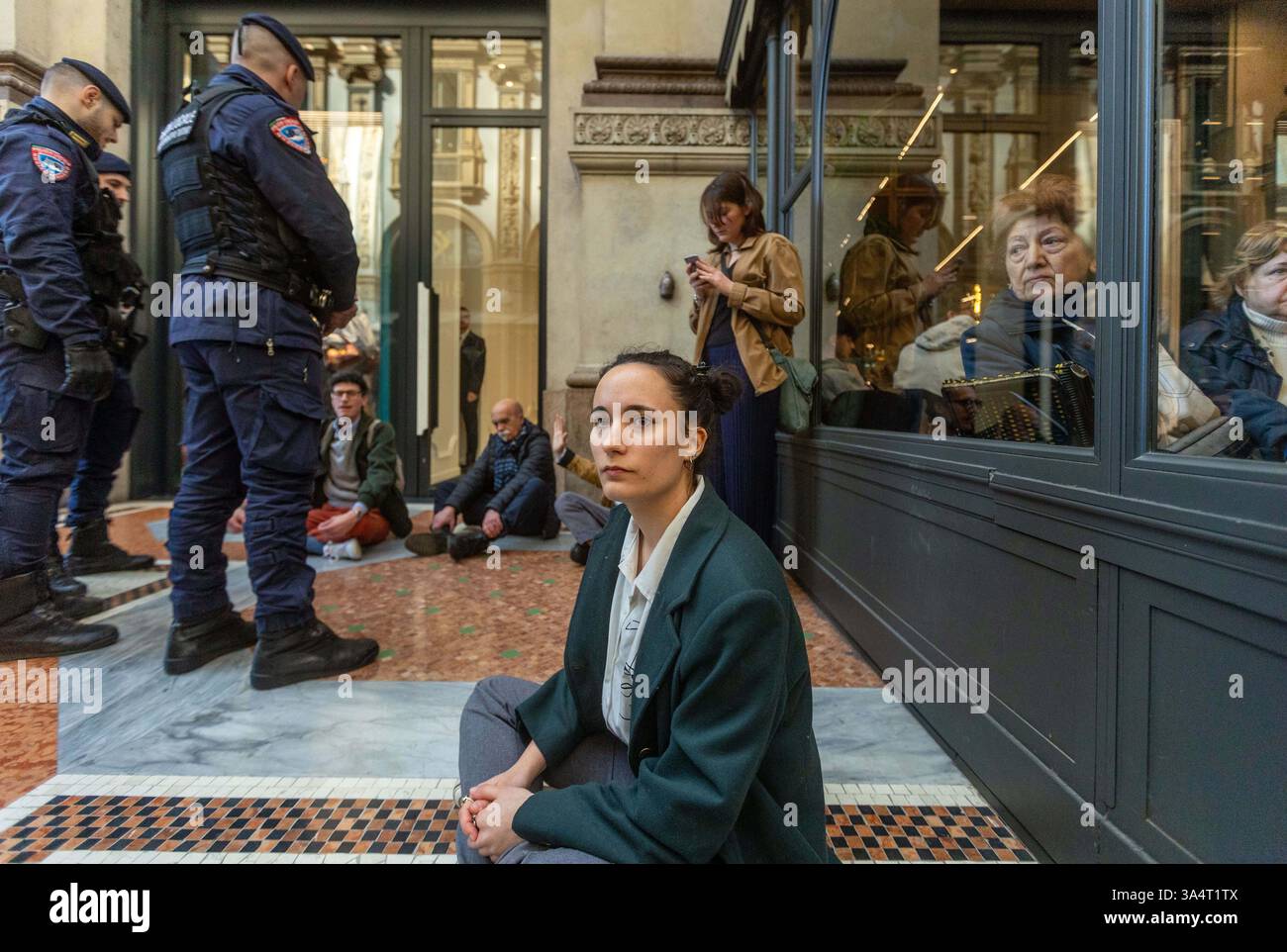 Blitz Di un gruppo di Ultima Generazione all’interno del ristorante ...