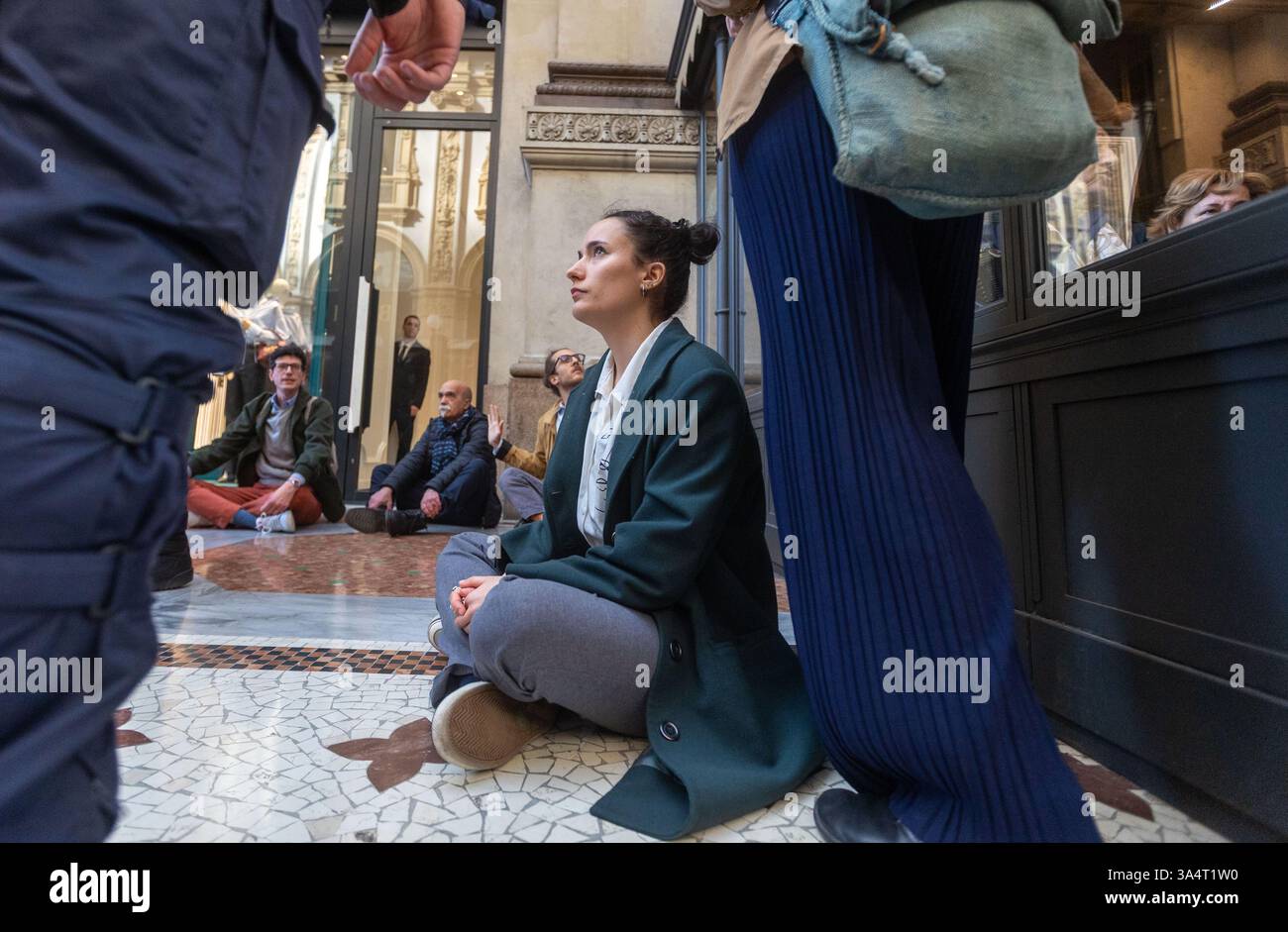 Blitz Di un gruppo di Ultima Generazione all’interno del ristorante ...
