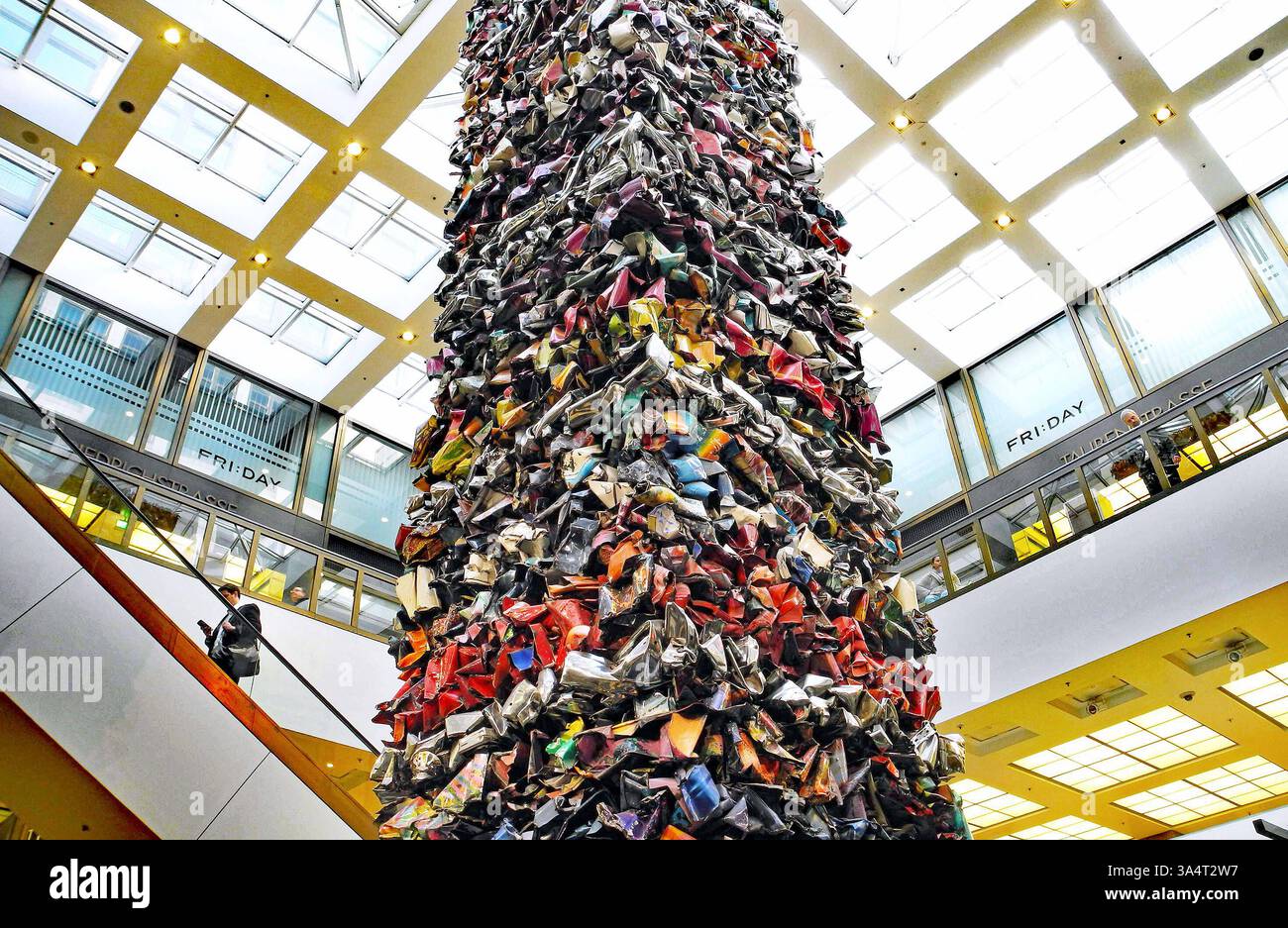 Im Quartier 205 , seit 2011 The Q. umbenannt steht eine 11m hohe ...