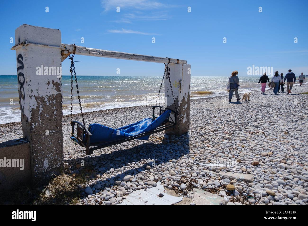 Agua, arena, piedras, infraestructuras y turismo en playa les Amplaries ...
