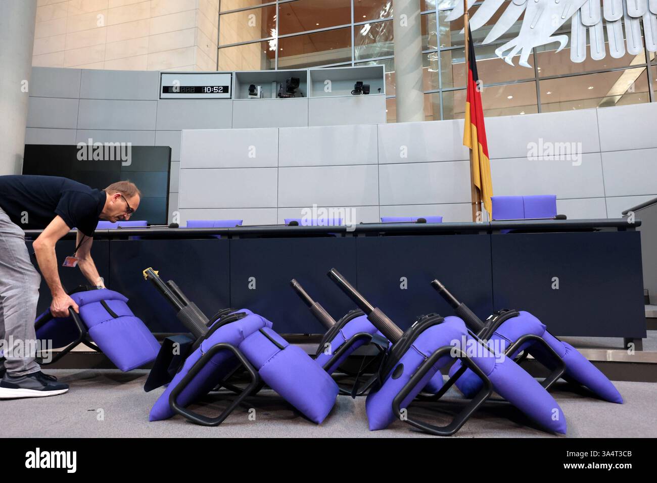 Der Plenarsaal wird fuer die konstituierende Sitzung des 21. Deutschen ...