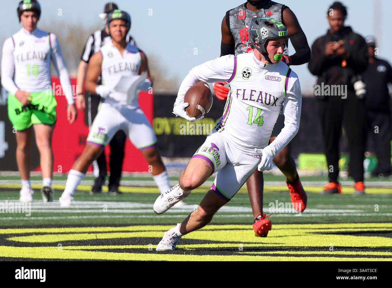 Fleaux wide receiver Brodie Dumontier (14) carries the ball against ...