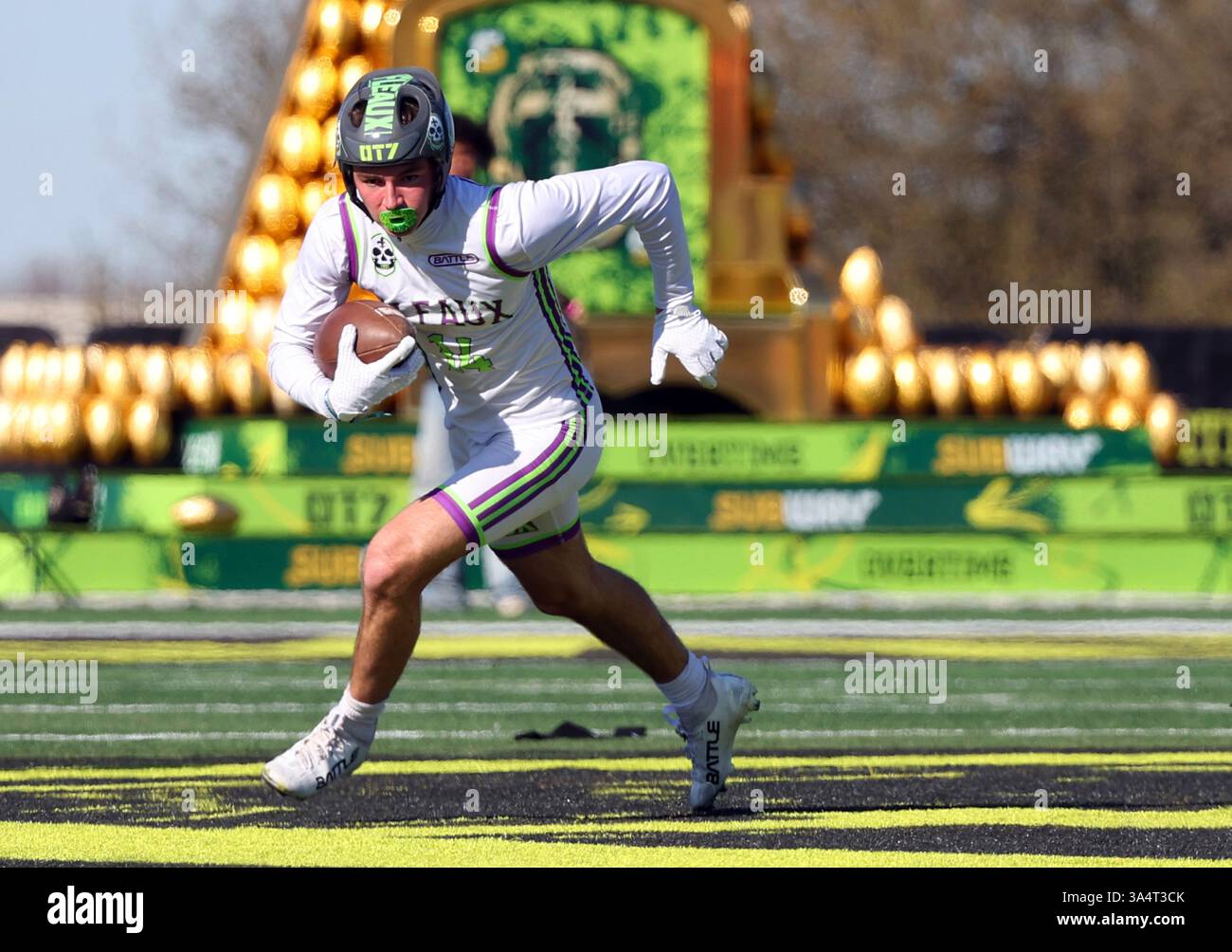 Fleaux wide receiver Brodie Dumontier (14) carries the ball against ...