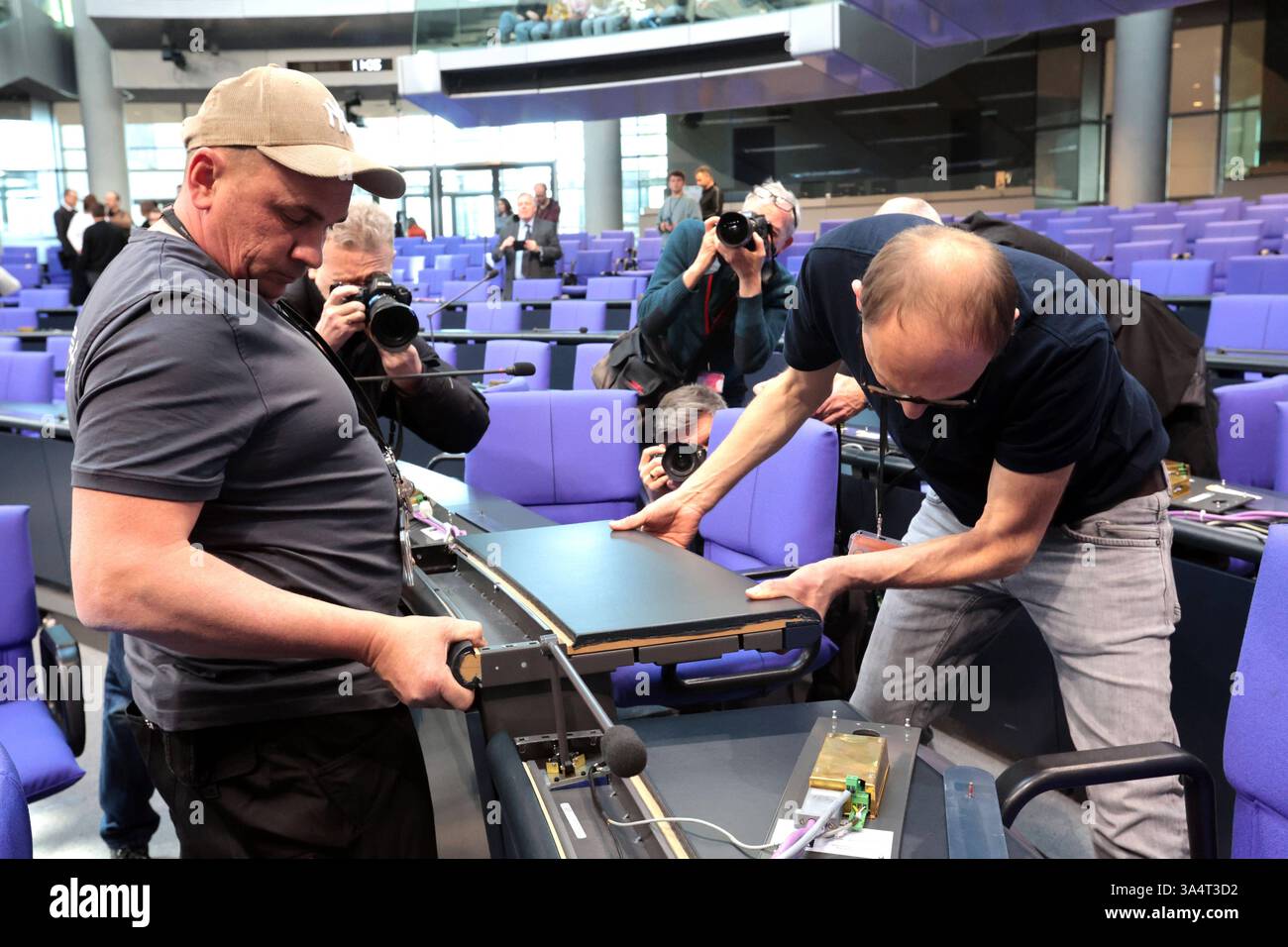 Der Plenarsaal wird fuer die konstituierende Sitzung des 21. Deutschen ...