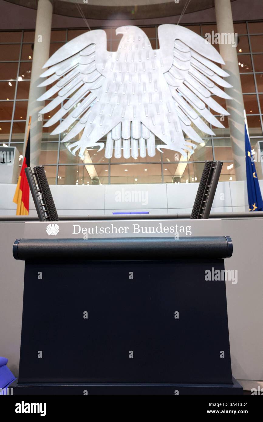Der Plenarsaal wird fuer die konstituierende Sitzung des 21. Deutschen ...