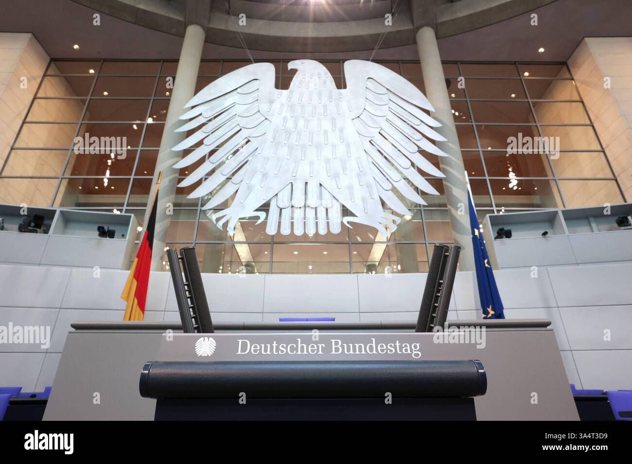 Der Plenarsaal wird fuer die konstituierende Sitzung des 21. Deutschen ...