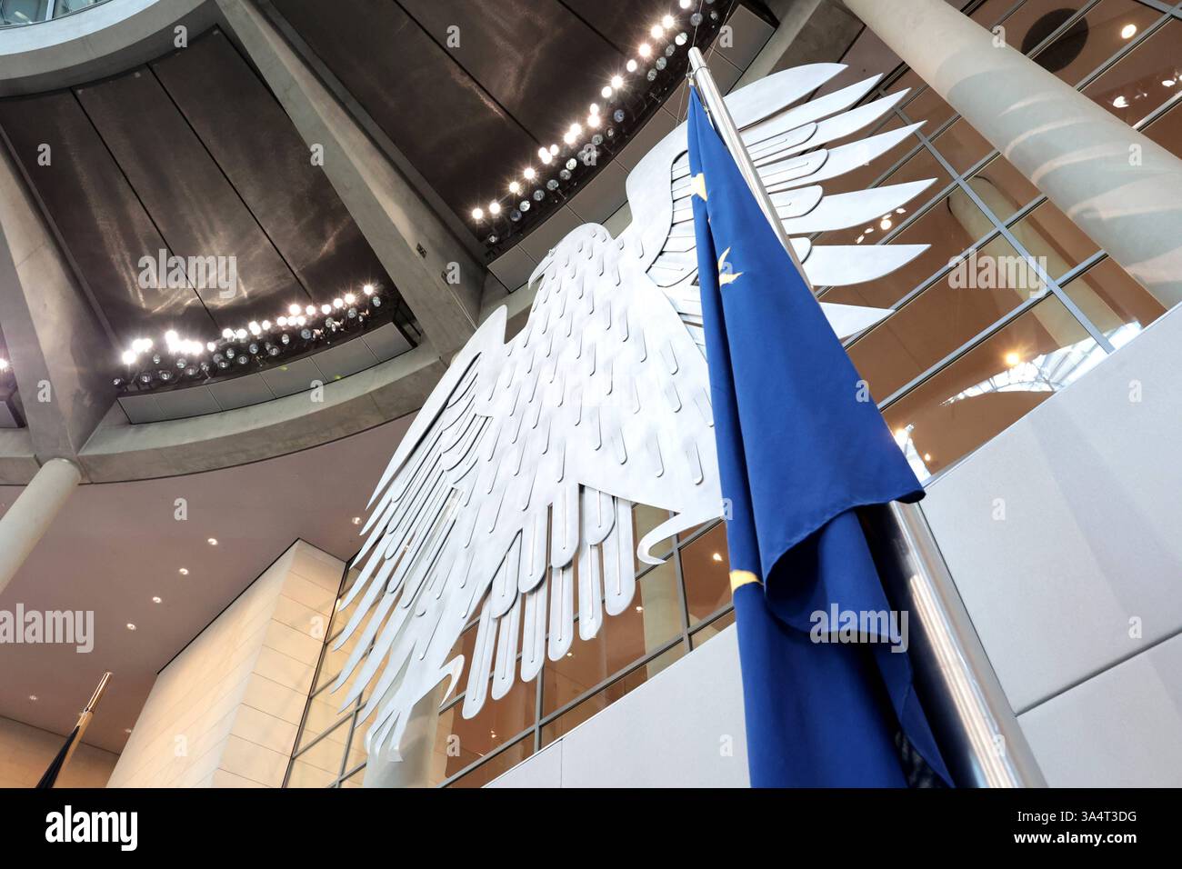 Der Plenarsaal wird fuer die konstituierende Sitzung des 21. Deutschen ...