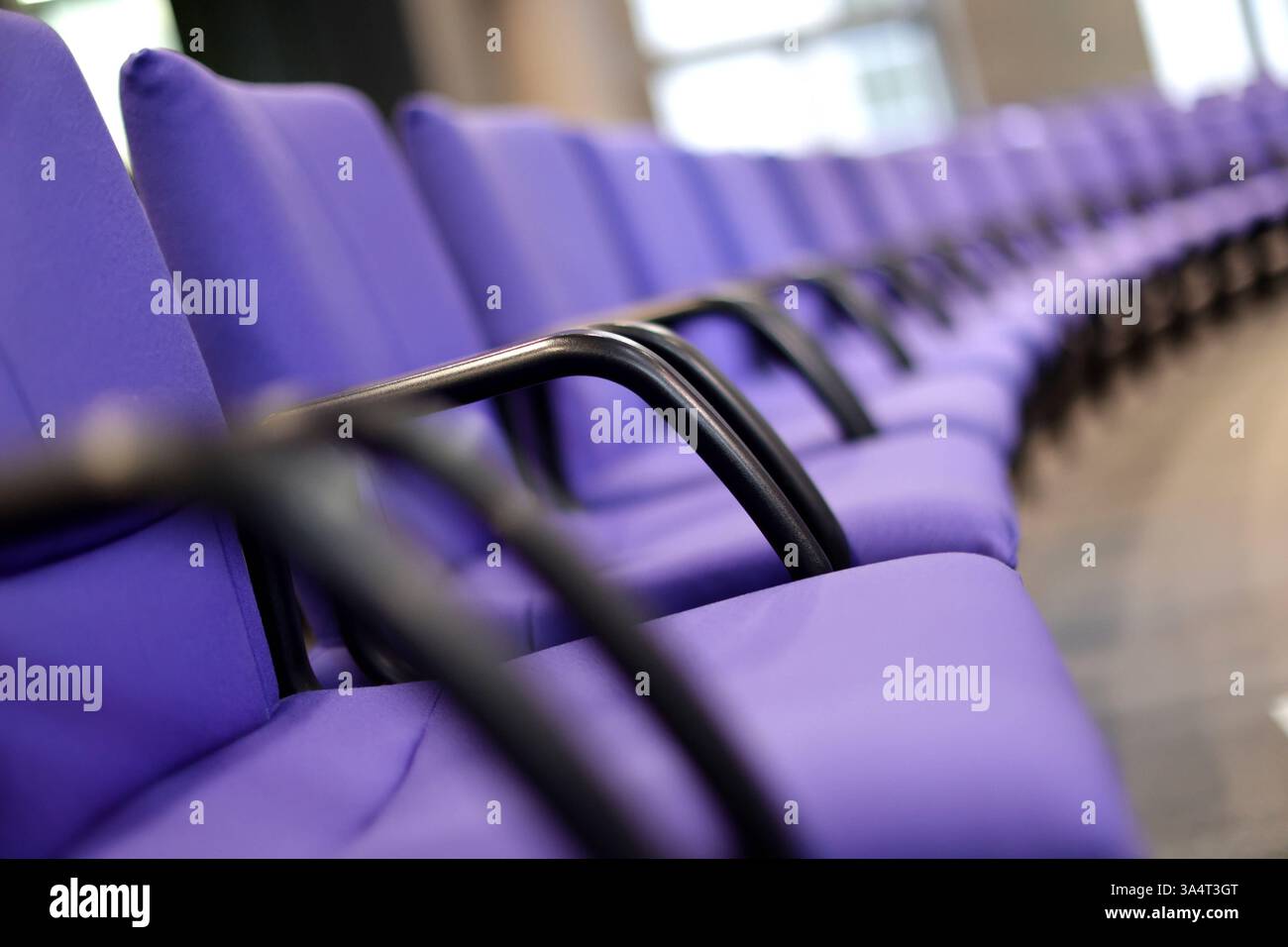 Der Plenarsaal wird fuer die konstituierende Sitzung des 21. Deutschen ...
