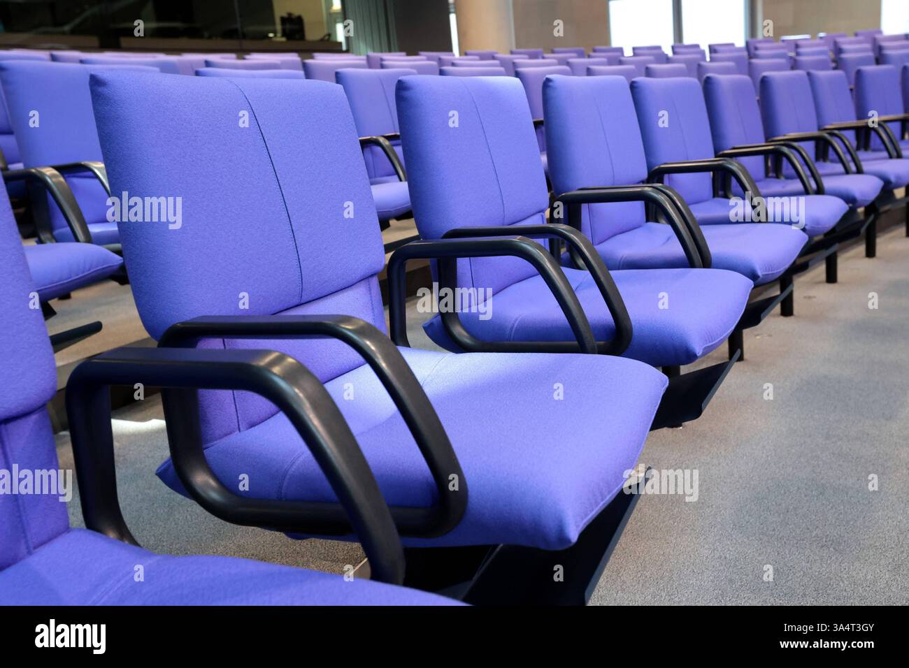 Der Plenarsaal wird fuer die konstituierende Sitzung des 21. Deutschen ...