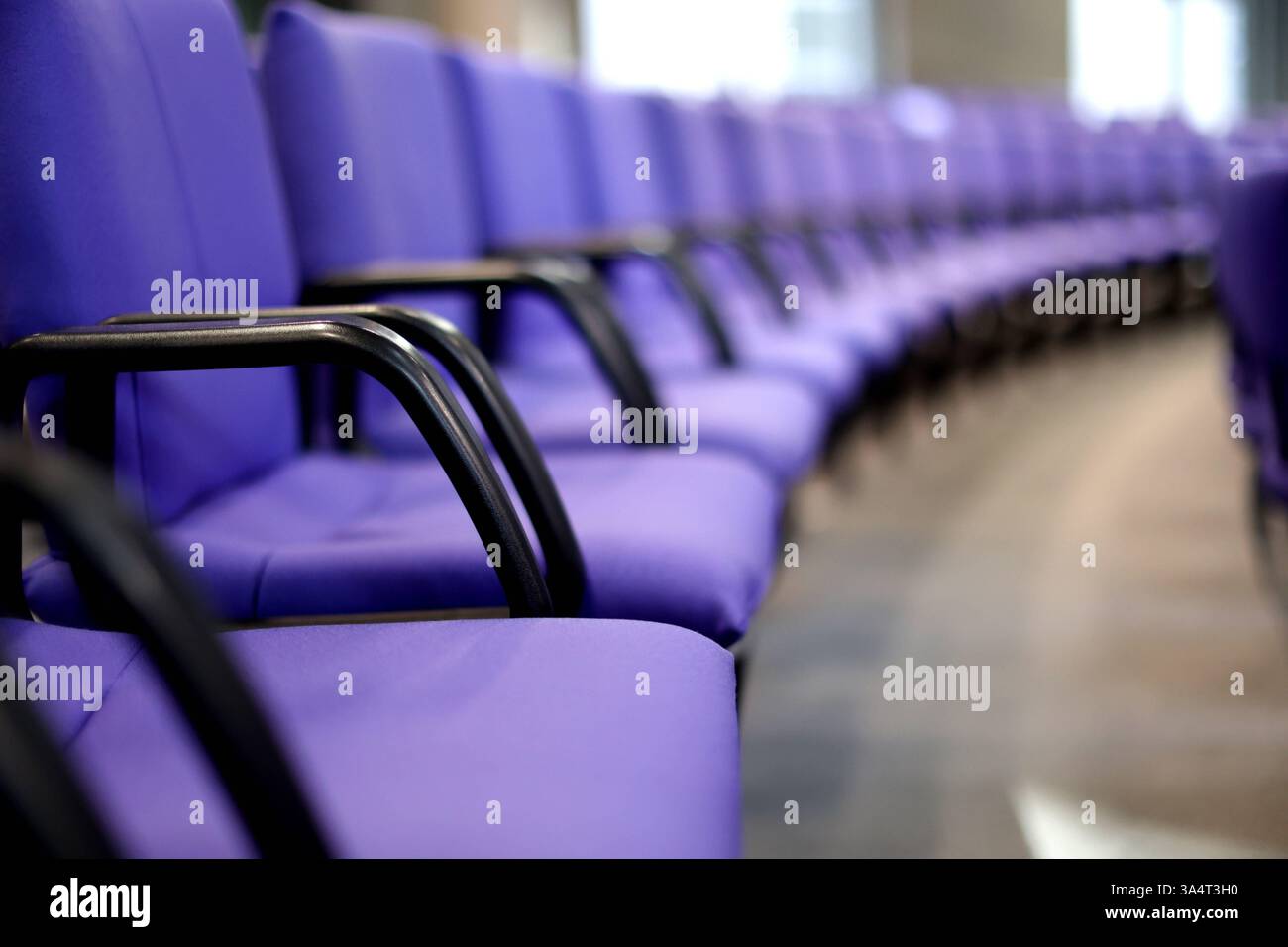 Der Plenarsaal wird fuer die konstituierende Sitzung des 21. Deutschen ...