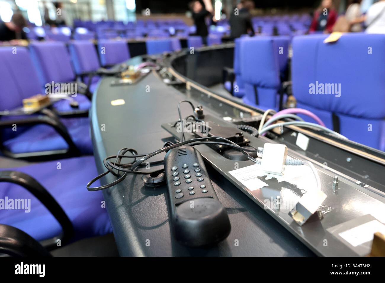 Der Plenarsaal wird fuer die konstituierende Sitzung des 21. Deutschen ...