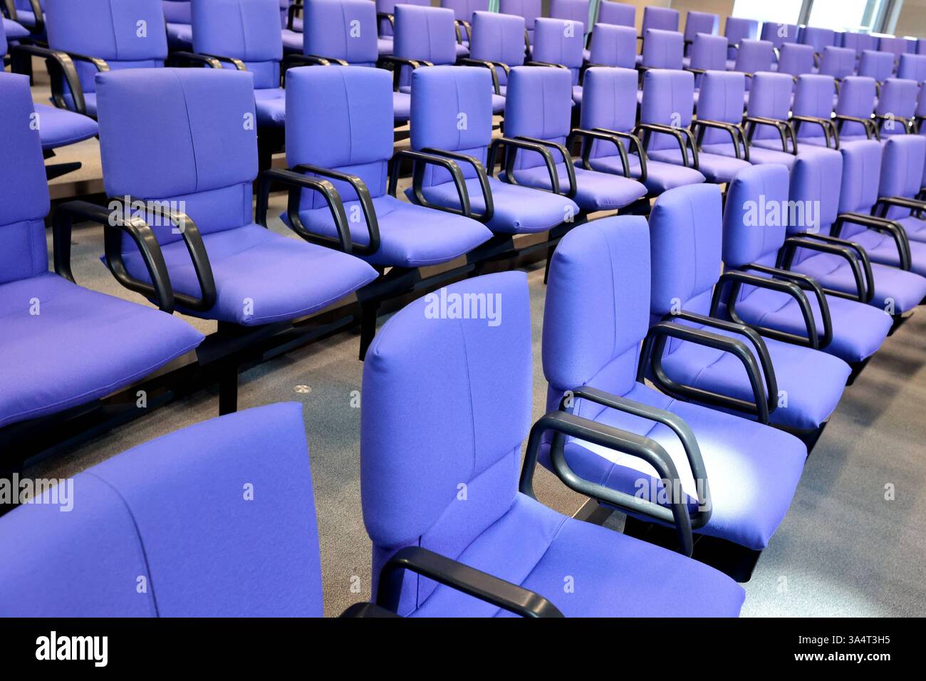 Der Plenarsaal wird fuer die konstituierende Sitzung des 21. Deutschen ...