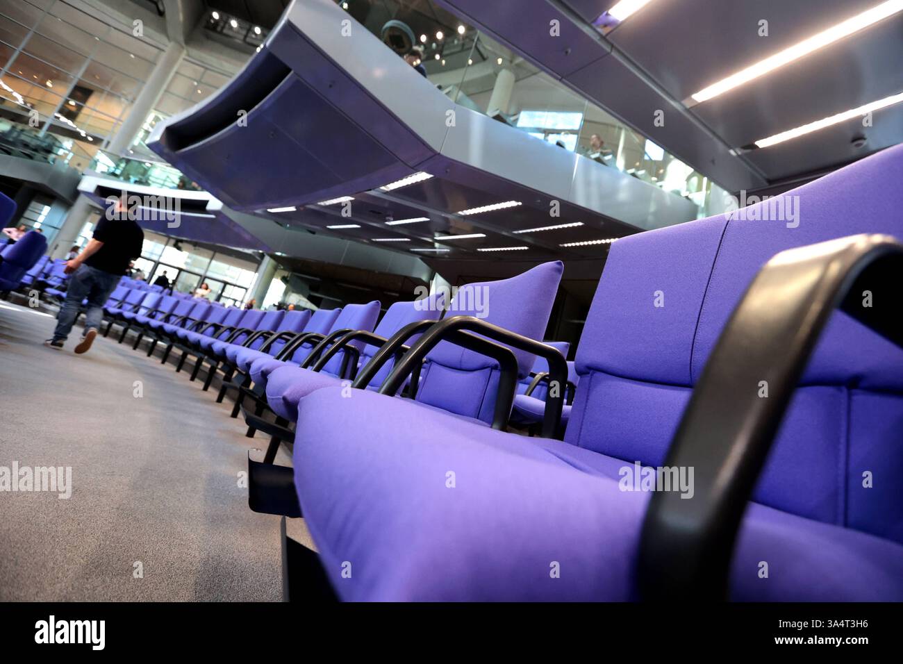 Der Plenarsaal wird fuer die konstituierende Sitzung des 21. Deutschen ...