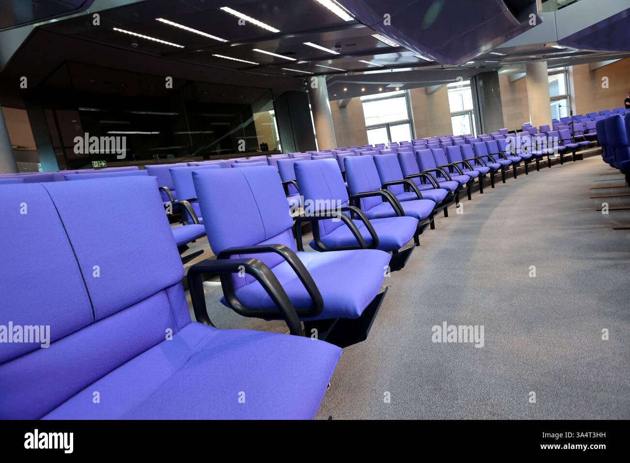 Der Plenarsaal wird fuer die konstituierende Sitzung des 21. Deutschen ...