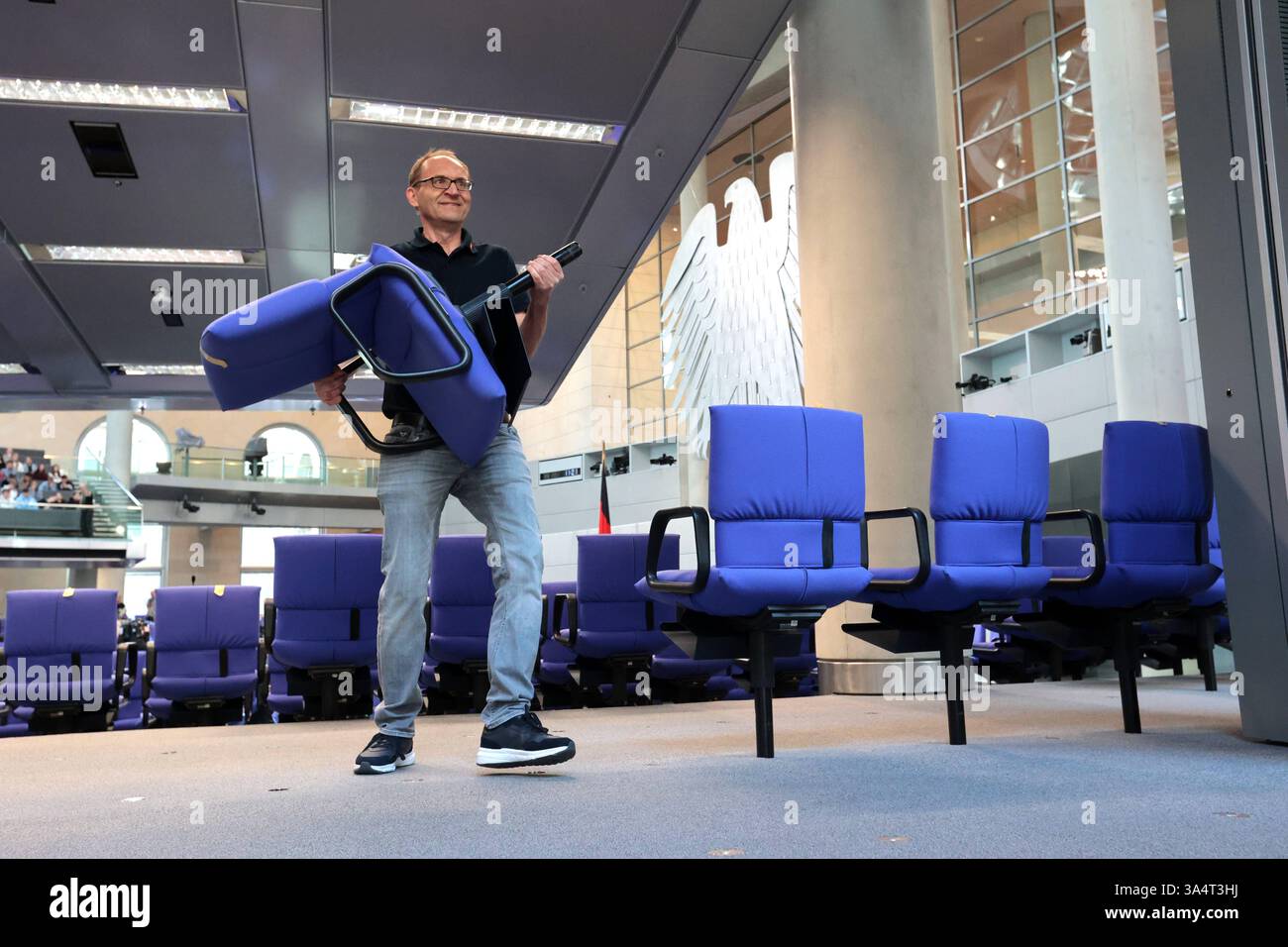 Der Plenarsaal wird fuer die konstituierende Sitzung des 21. Deutschen ...