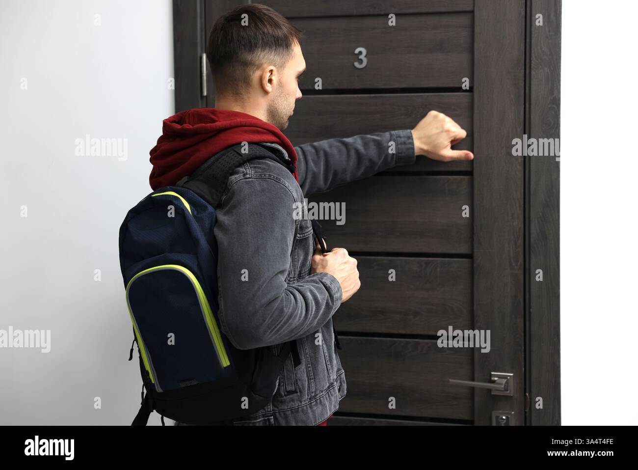 Man knocking on door of his friends apartment Stock Photo - Alamy