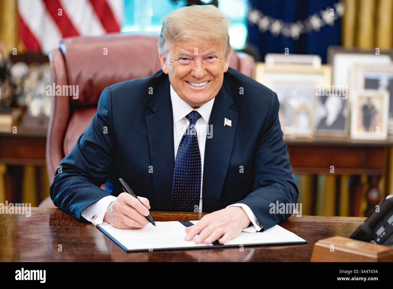 Official law hi-res stock photography and images - Alamy