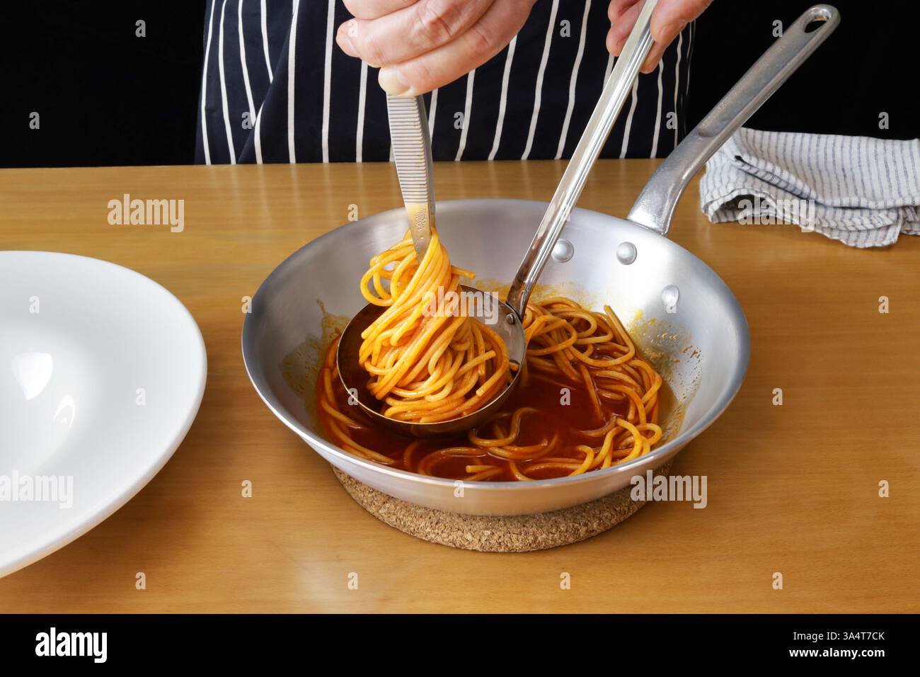 How to serve pasta beautifully using tweezers and a ladle. Italian ...