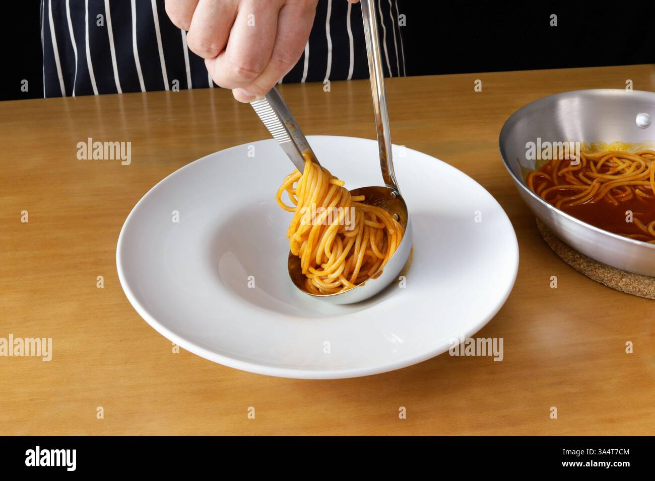 How to serve pasta beautifully using tweezers and a ladle. Italian ...